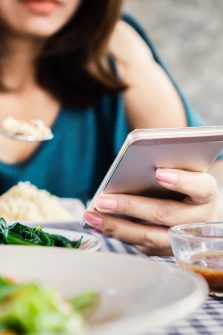 No Phones Rule At The Dinner Table - How to Bring Back Family Time