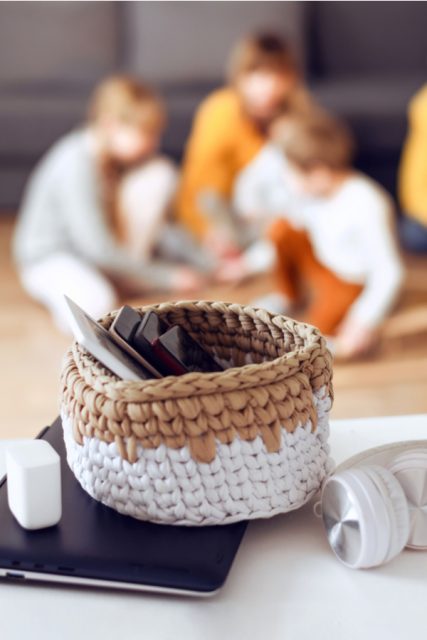 No Phones Rule At The Dinner Table - How to Bring Back Family Time