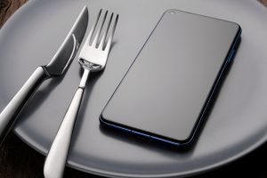 No Phones Rule At The Dinner Table - How to Bring Back Family Time